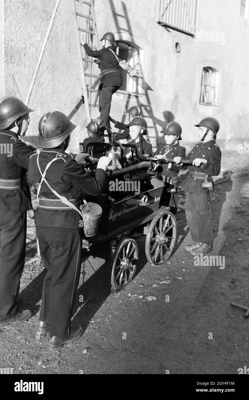 Eine Gruppe von der Kinderfeuerwehr Löschwagen und mit dem der Leiter ...