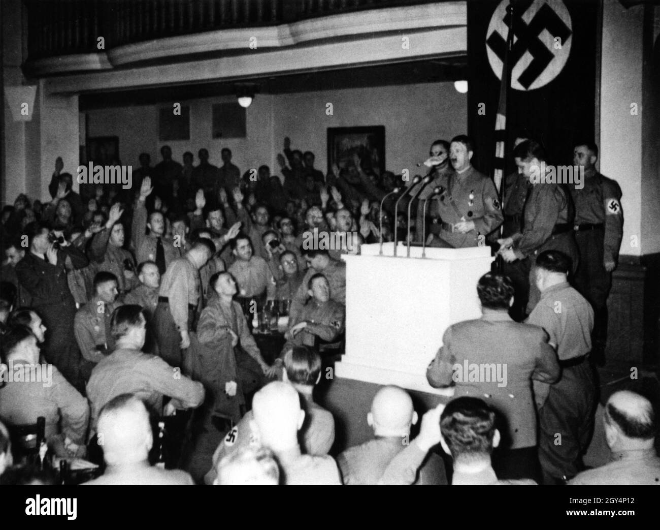 Adolf Hitler lors de son discours traditionnel le 08.11 au ...