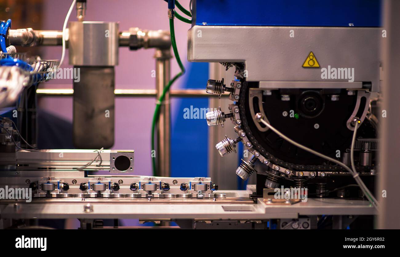 Recyclez la pile de bouteilles en plastique sur la ligne du convoyeur ...