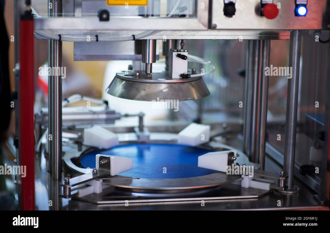 Recyclez la pile de bouteilles en plastique sur la ligne du convoyeur ...