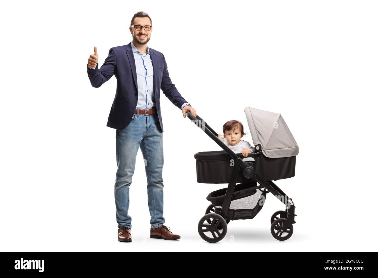Prise de vue en longueur d'un père debout avec un bébé dans une calèche ...