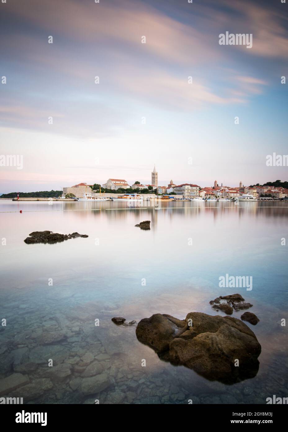 Le port de plaisance de la ville de rab Banque de photographies et d ...