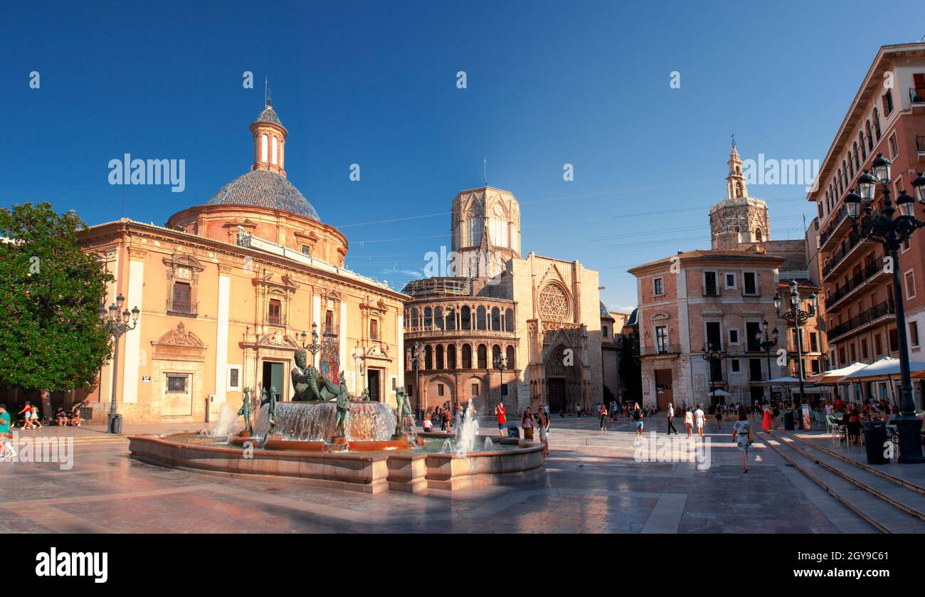 Valence, Espagne.7 juillet 2021 - place avec la basilique de la Vierge ...