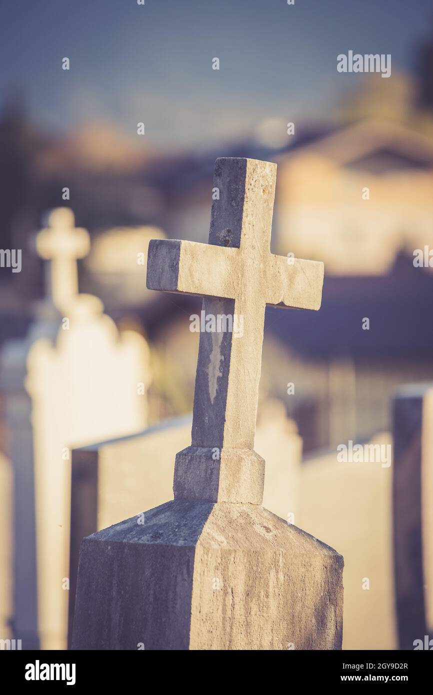 Croix sur une tombe Banque de photographies et d’images à haute ...