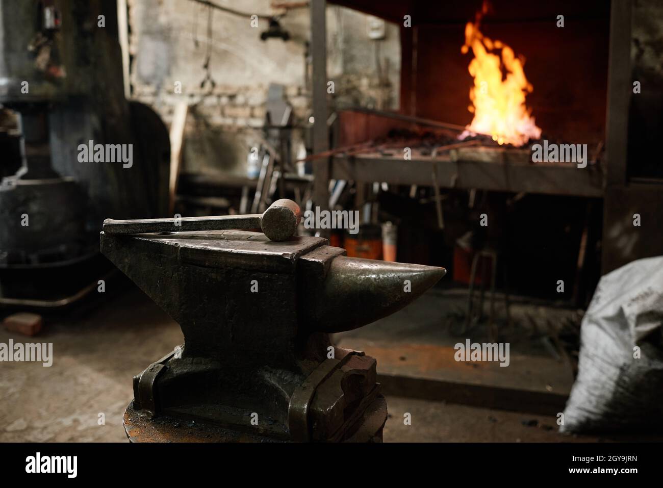 Image de l'espace de travail du forgeron avec les outils de travail ...