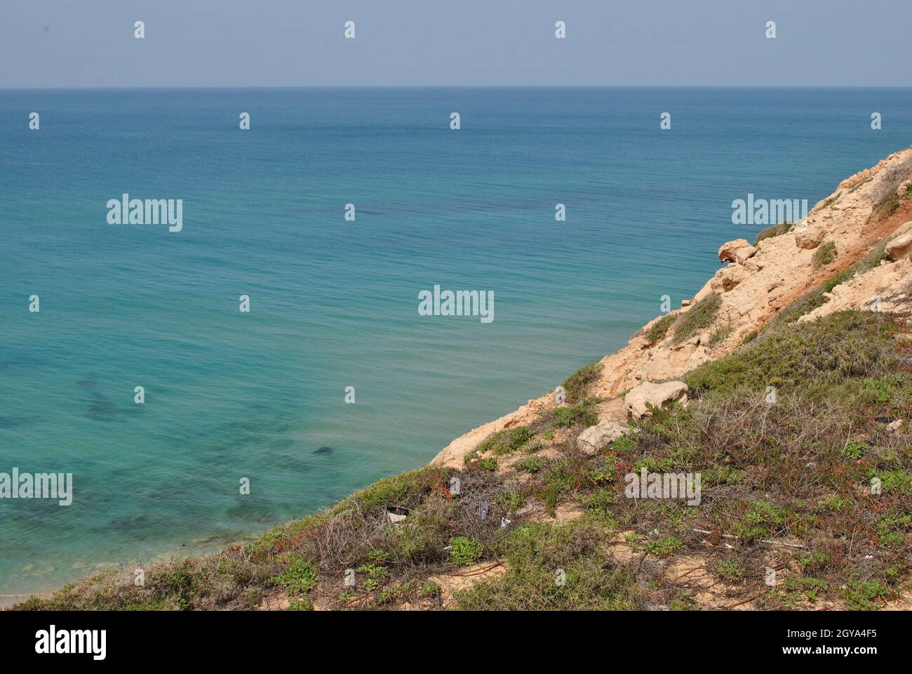 Magnifique bord de mer en été. Paysage de mer bleu calme. Stony et ...