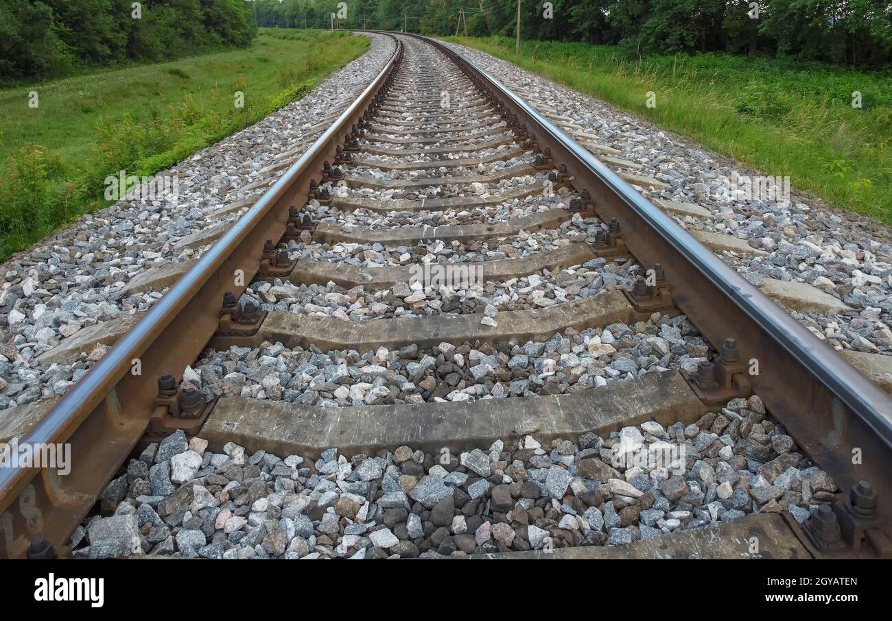 Vieux rails métalliques et traverses sur lesquels le train traverse la ...
