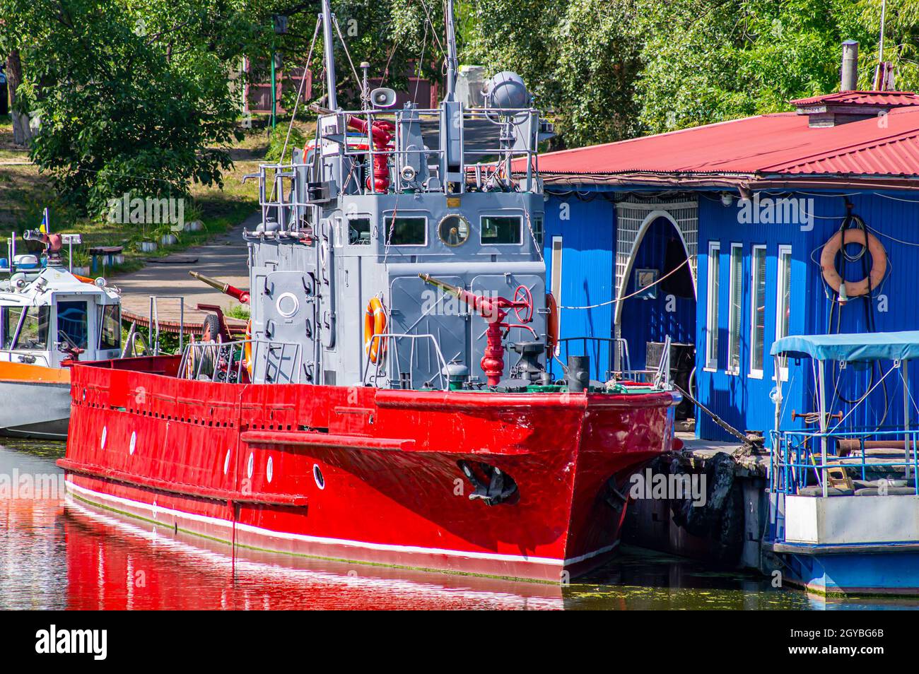 Bateau de lutte contre l'incendie dans le port Banque de photographies ...
