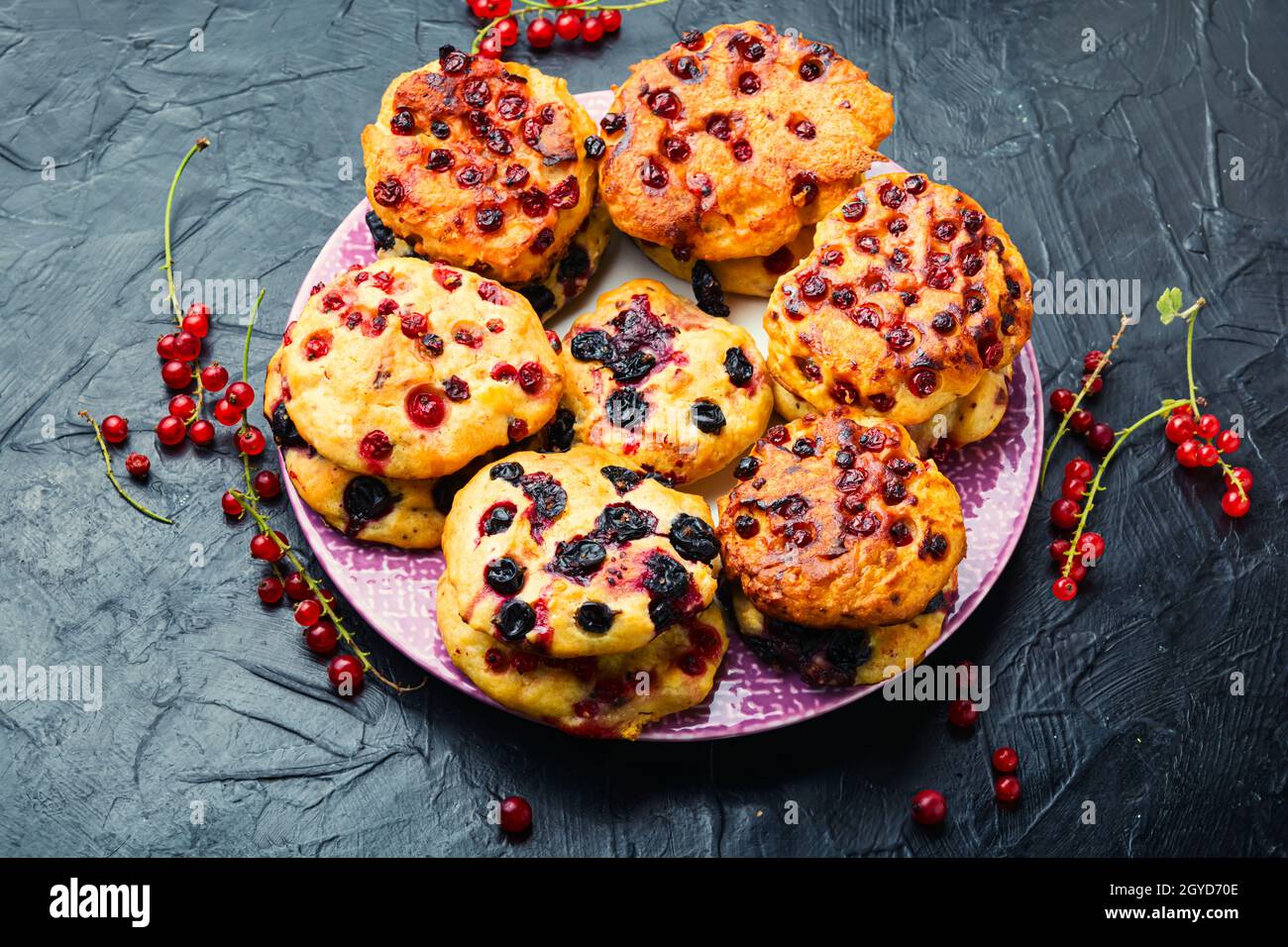 Crêpes au fromage cottage appétissantes ou syrniki avec baies d'été ...