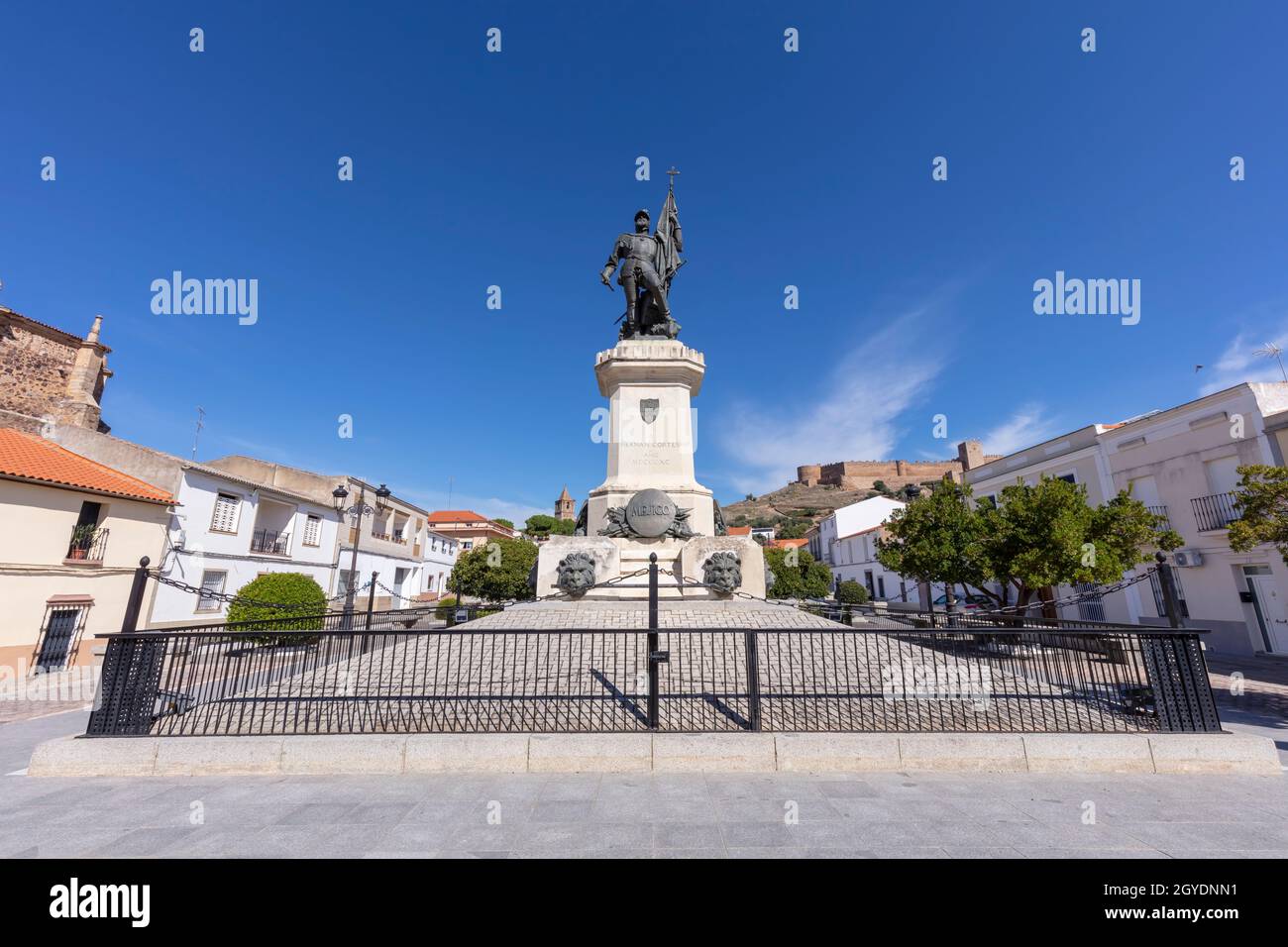 Statue de la Conquer Hernan Cortes sur la place principale de Medellin ...