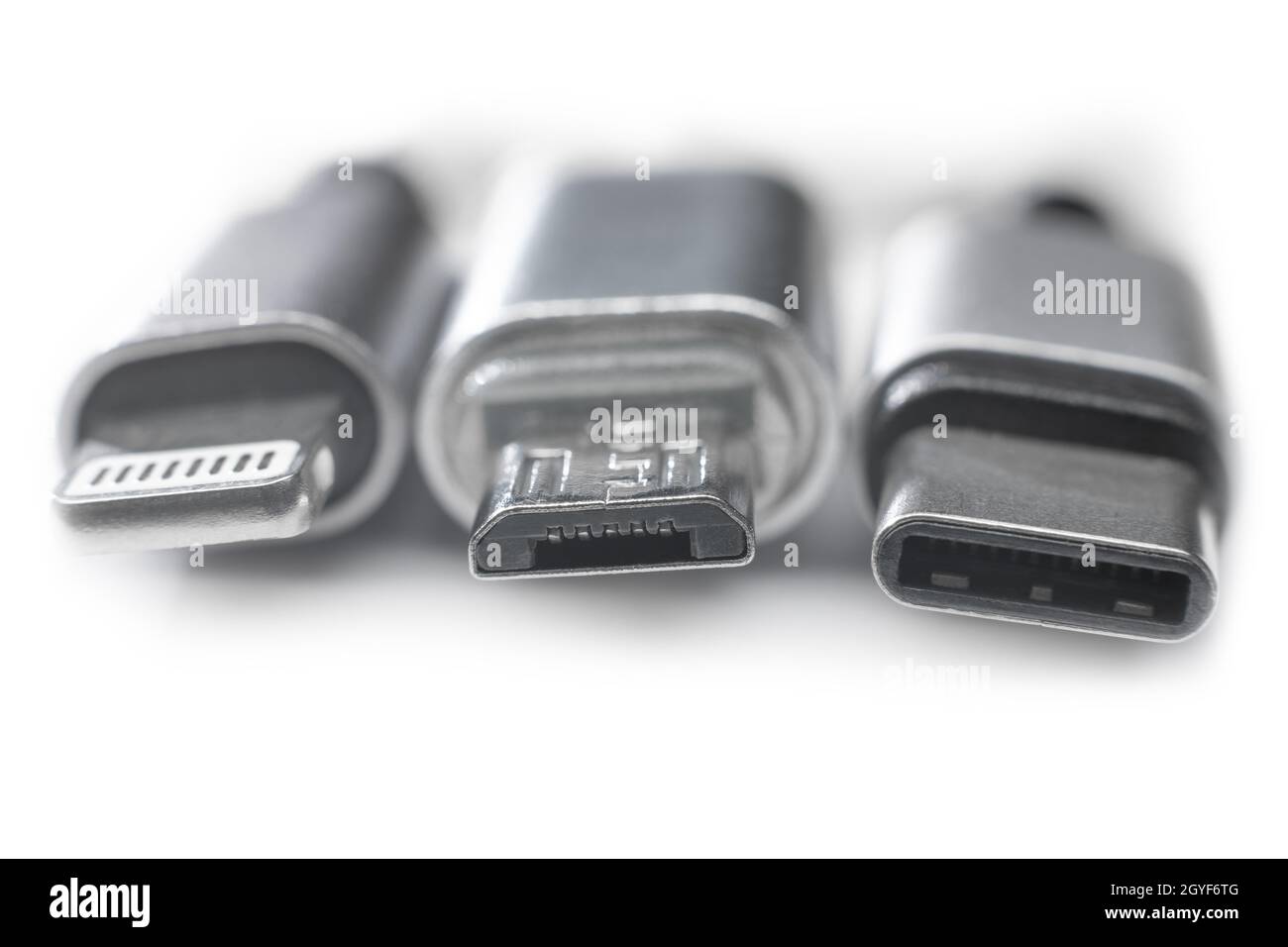 Trois types de connecteurs de câbles périphériques pour la charge ou ...