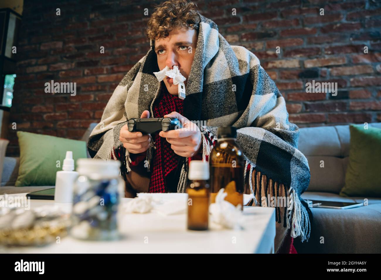 Portrait de jeune garçon malade ayant le rhume et la grippe, allergie ...