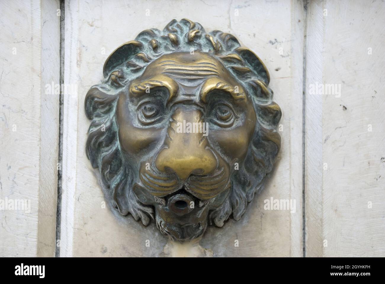Poignée de porte typiquement vénitienne - une tête de lion en fer forgé ...