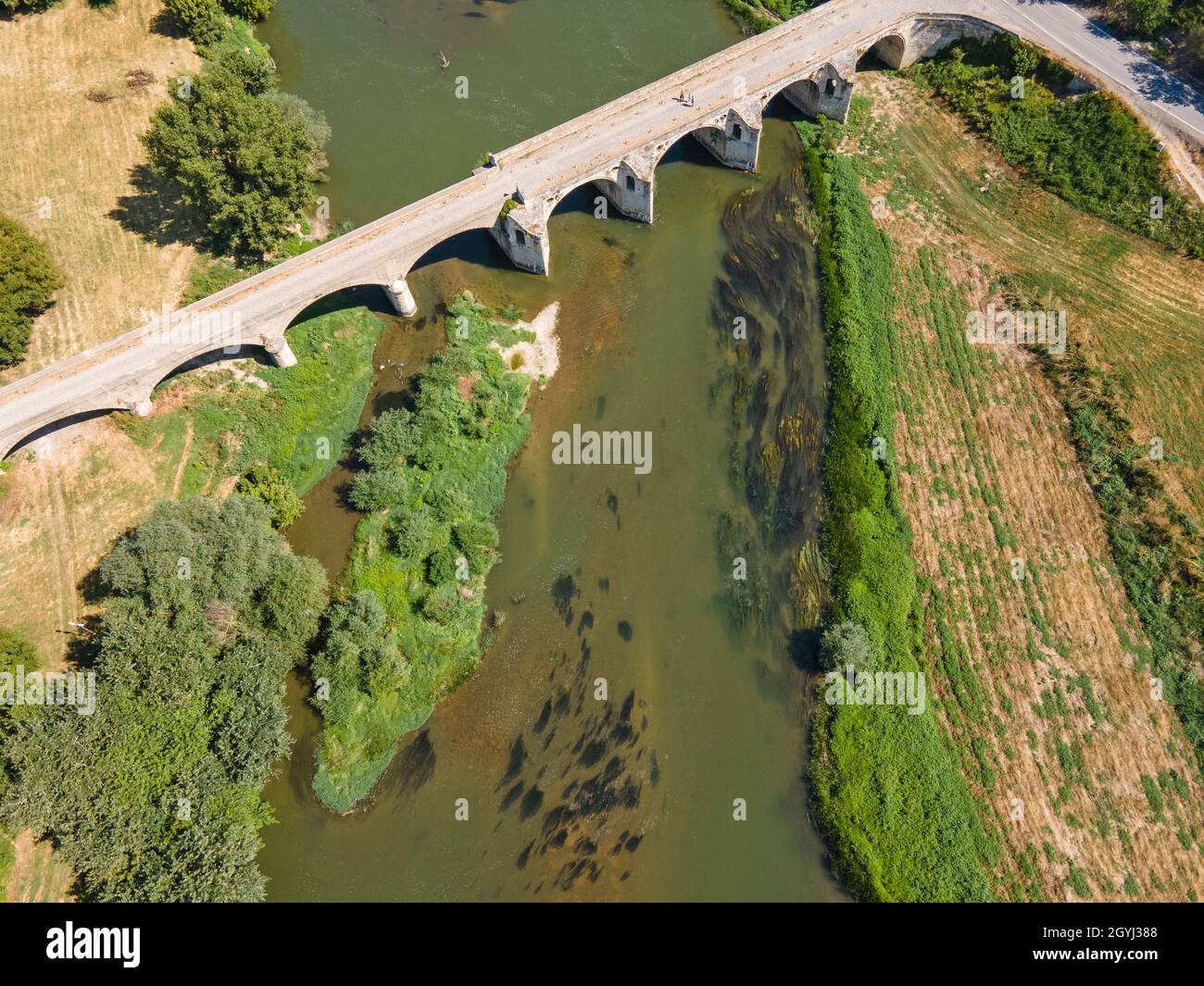 Vue aérienne du pont du XIXe siècle sur le fleuve Yantra, connu sous le ...