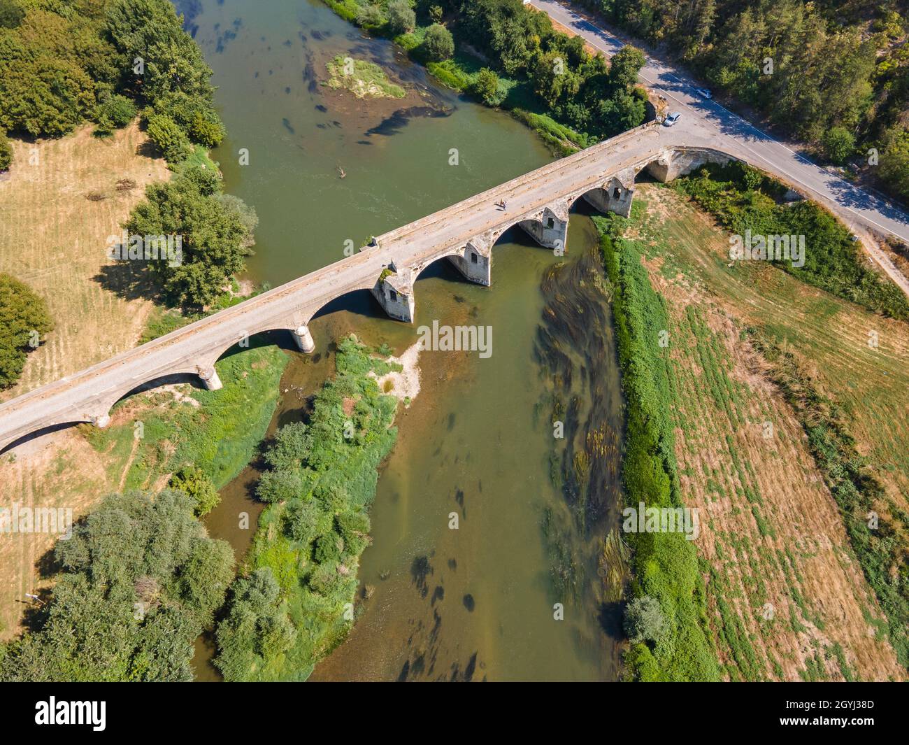 Vue aérienne du pont du XIXe siècle sur le fleuve Yantra, connu sous le ...