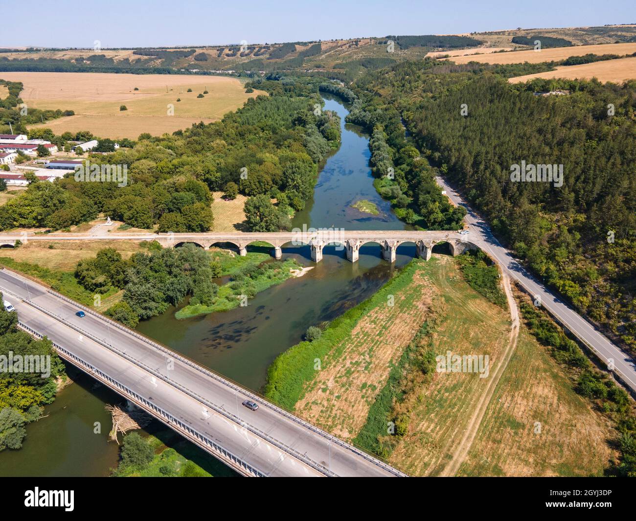 Vue aérienne du pont du XIXe siècle sur le fleuve Yantra, connu sous le ...