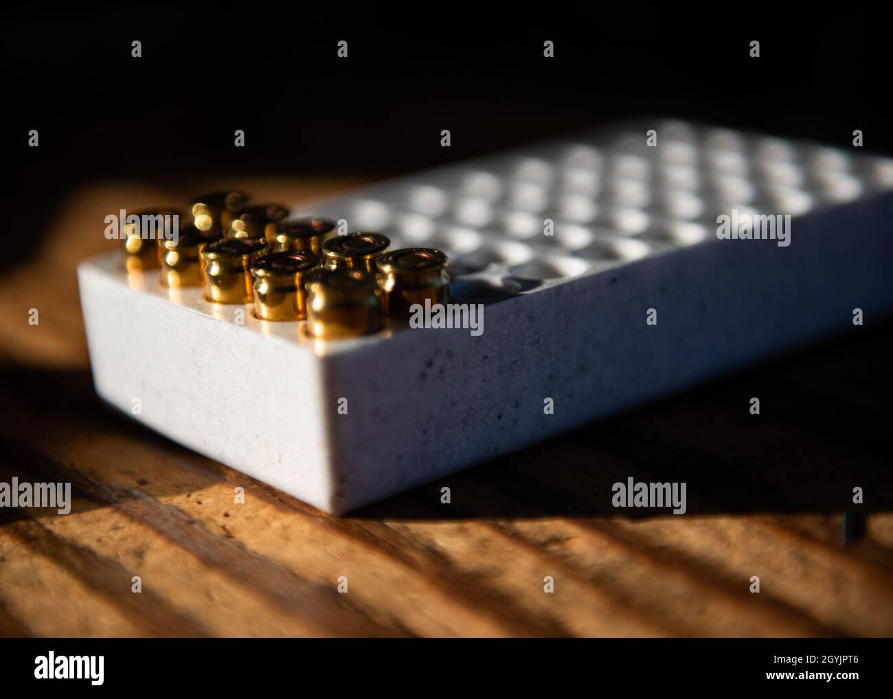 Des ronds de neuf millimètres sont placés dans une boîte à la gamme d ...