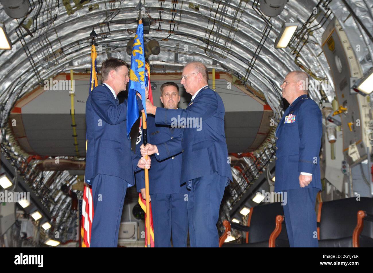 Le colonel Lynn E. Cole abandonne le commandement du 172d Maintenance Group le 11 janvier 2020 à ...