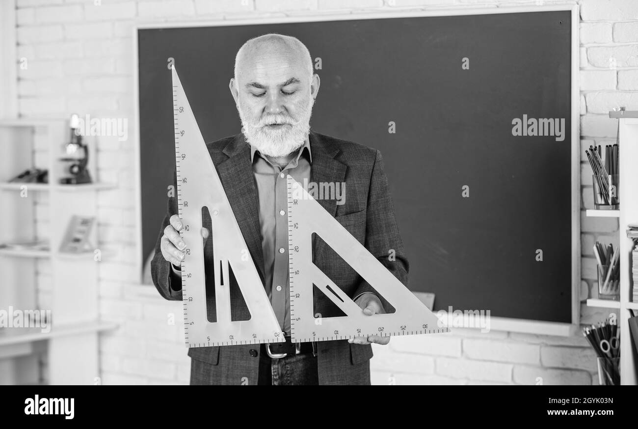 Examen mathématique.Mathématiques au tableau noir. Professeur d'homme ...