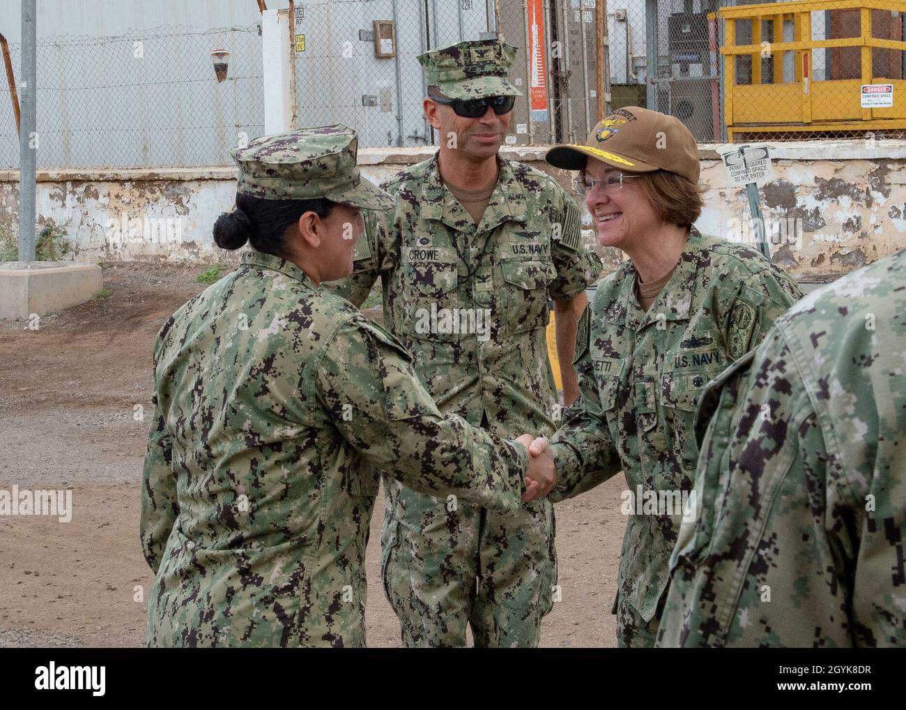 CAMP LEMONNIER, Djibouti - Cmdr.Kimberly Martinez, officier responsable ...