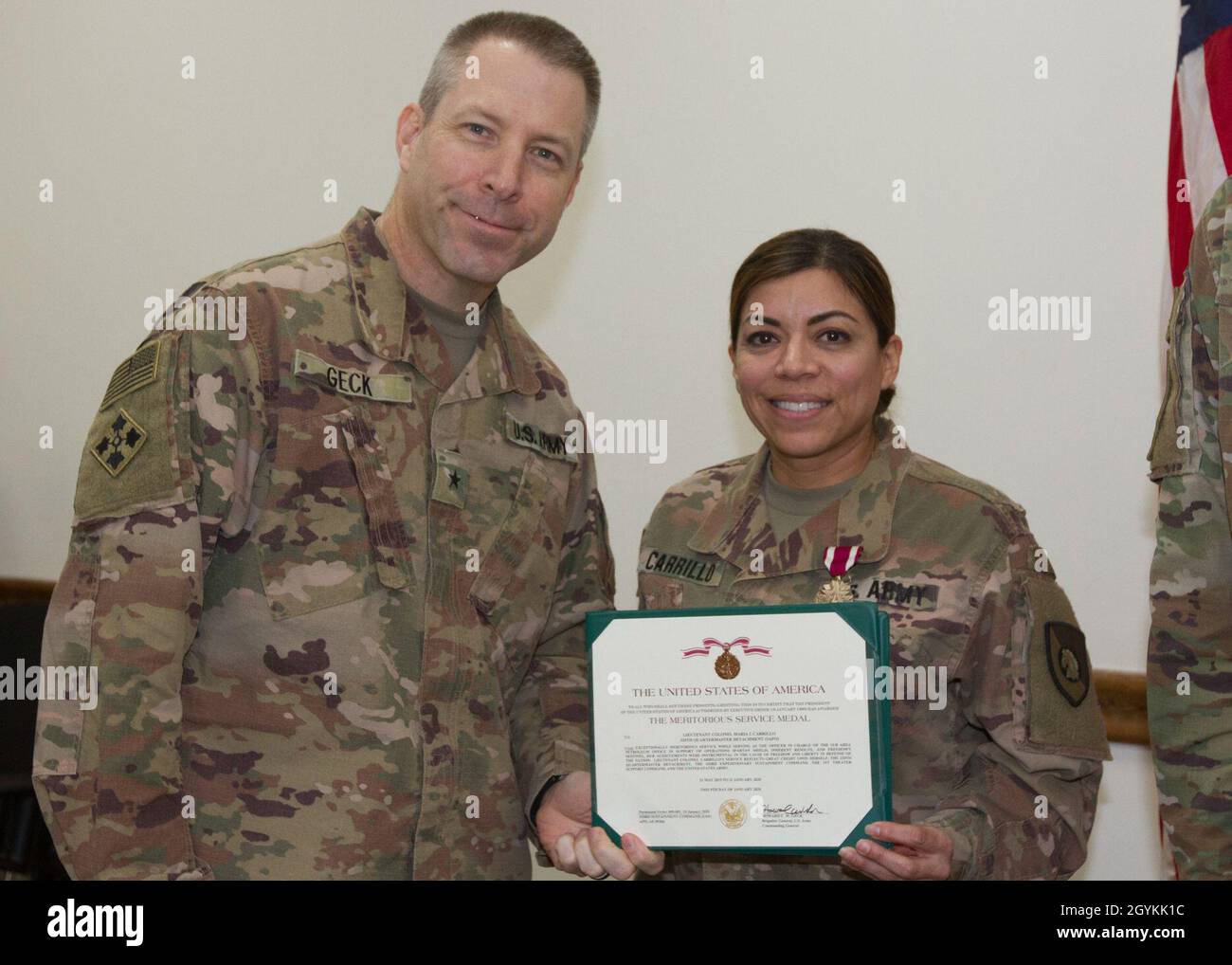 Bang.Le général Howard Geck, commandant général adjoint, poste de ...