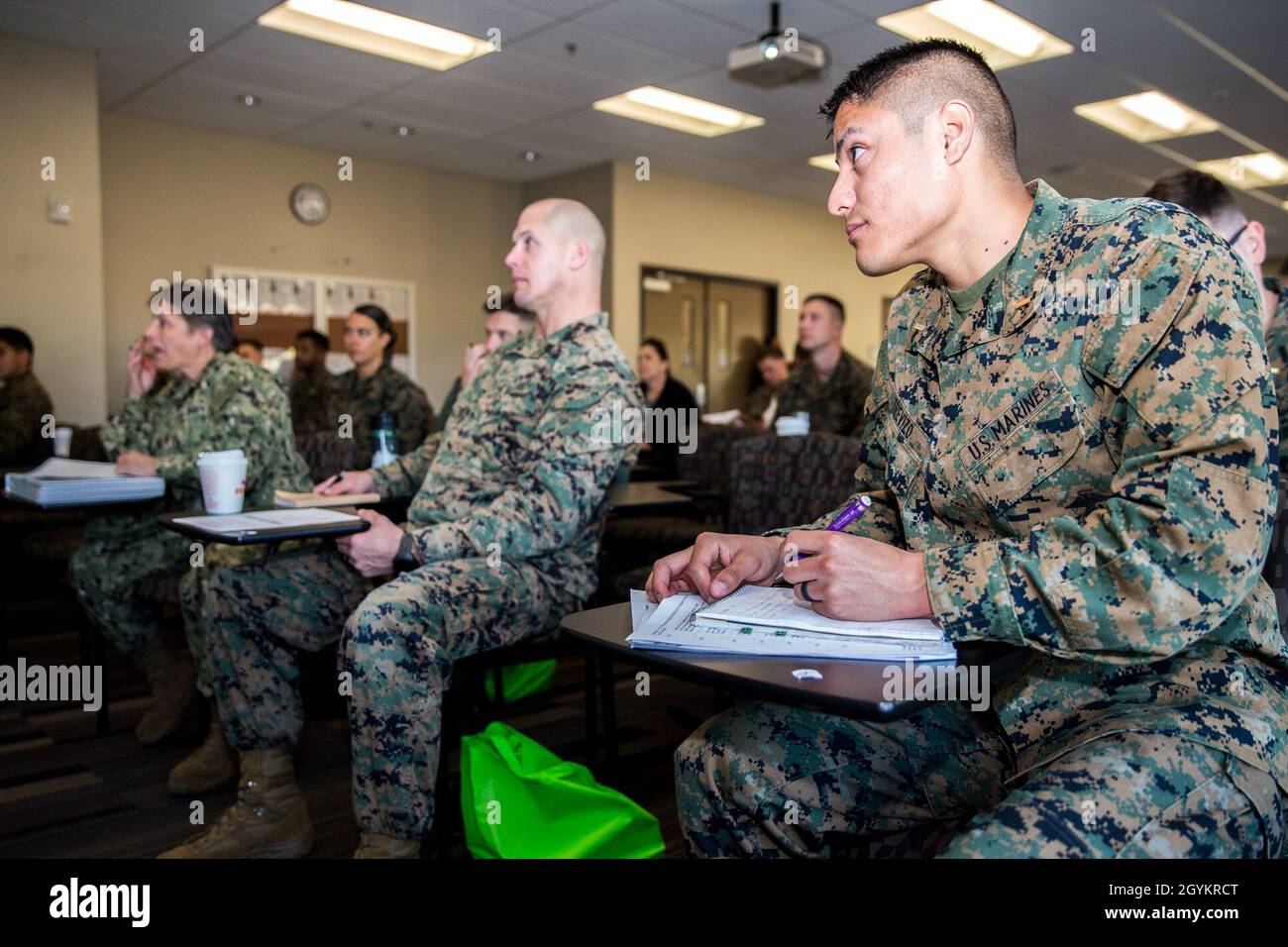 Le 2e Lt. Rodolfo Trevizo, officier de la main-d'oeuvre du 4e Bataillon ...