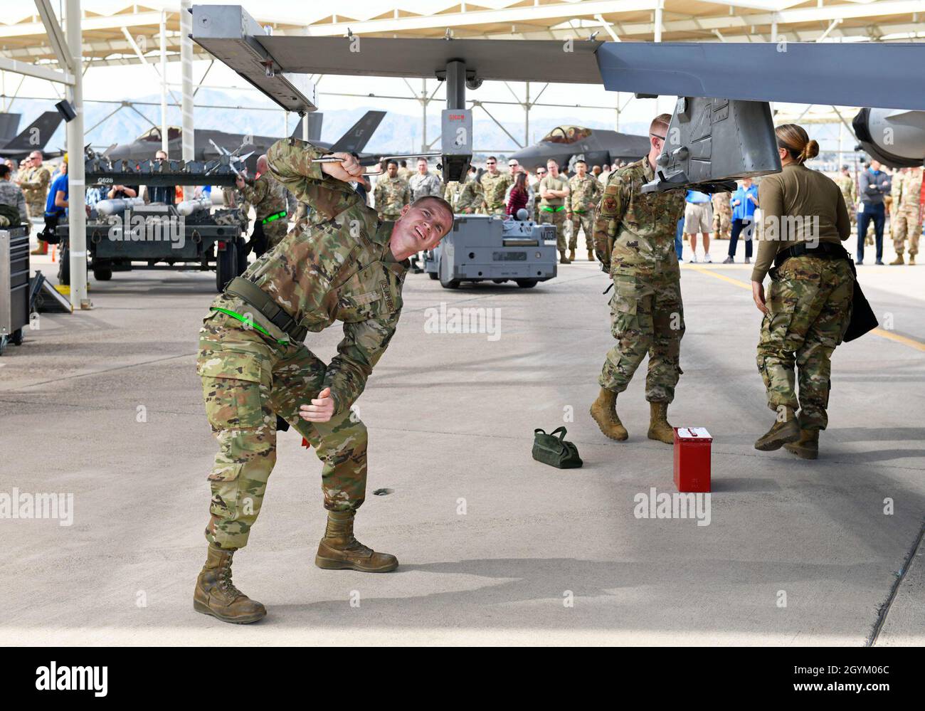 L'ancien Airman Robert Hepner, 310e membre de l'équipage de chargement ...