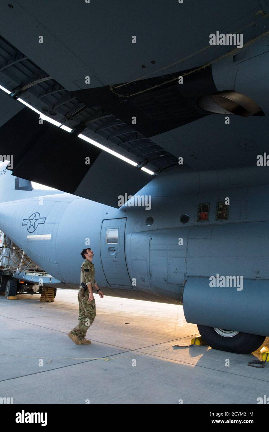 Le capitaine de la Force aérienne américaine Evan Rowley, pilote du 75e ...