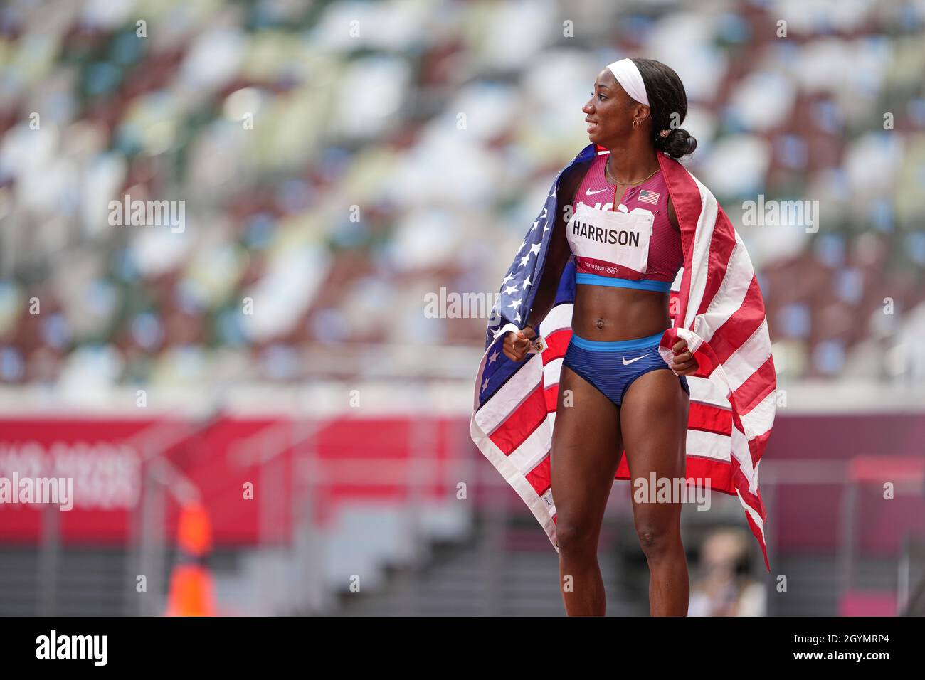 Keni Harrison avec le drapeau de son pays après avoir remporté la ...