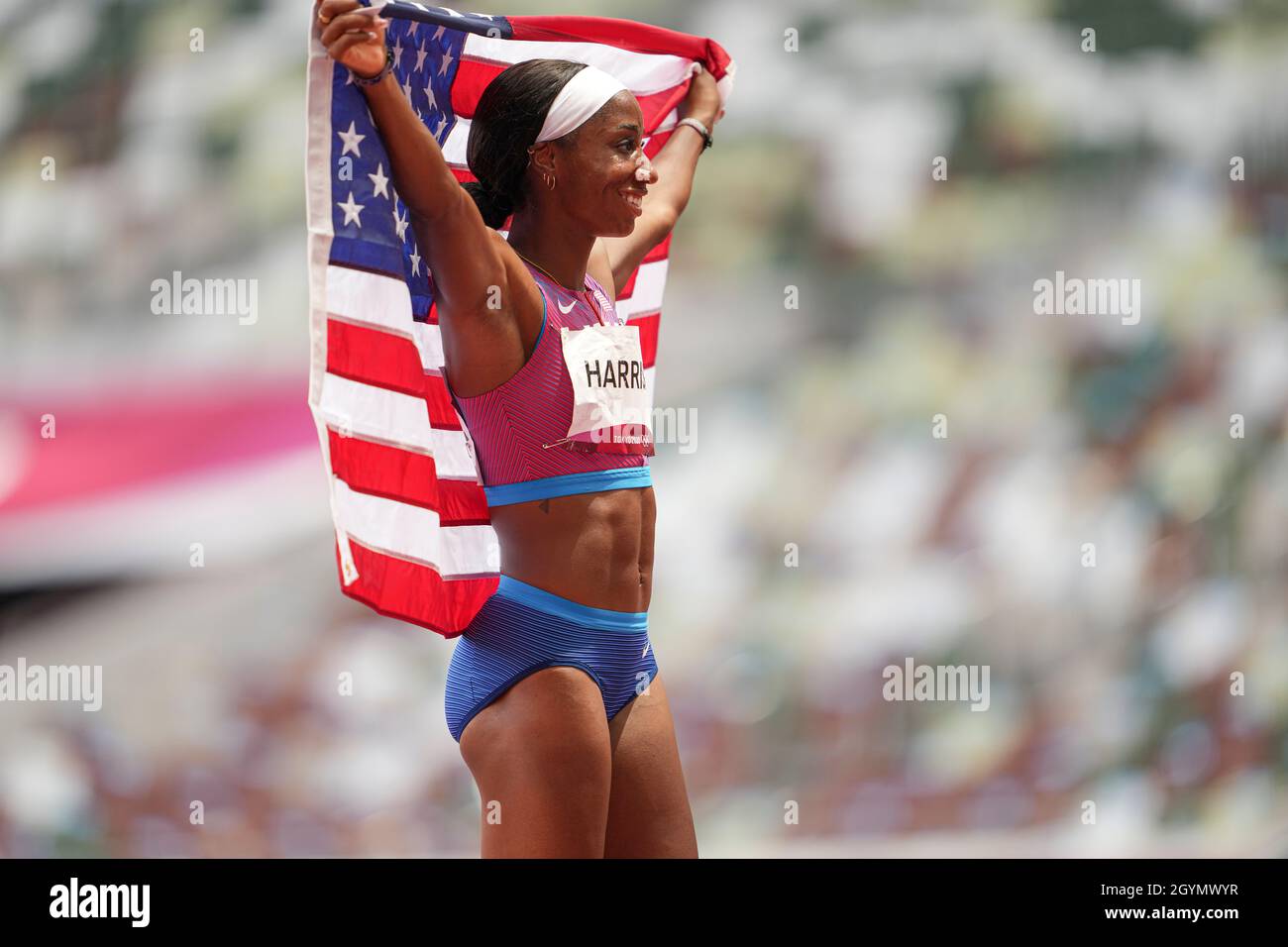 Keni Harrison avec le drapeau de son pays après avoir remporté la ...