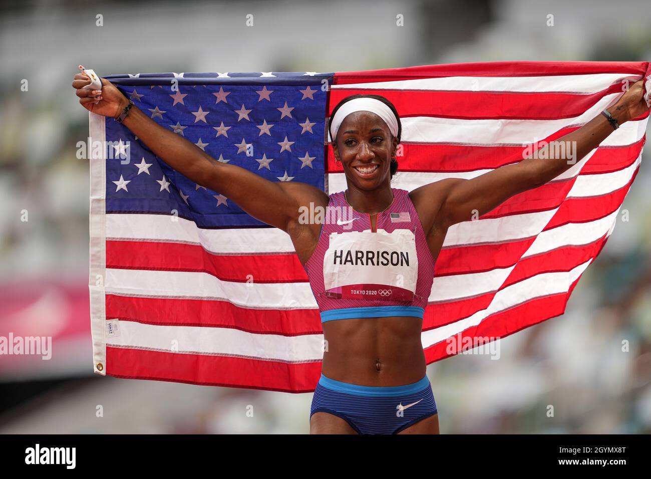 Keni Harrison avec le drapeau de son pays après avoir remporté la ...