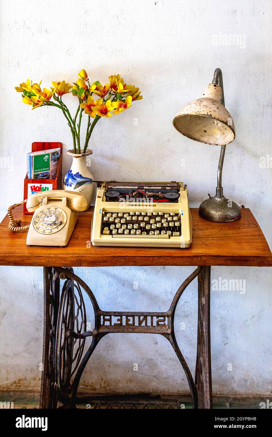 Ancienne machine à écrire sur une table ancienne dans une boutique de ...