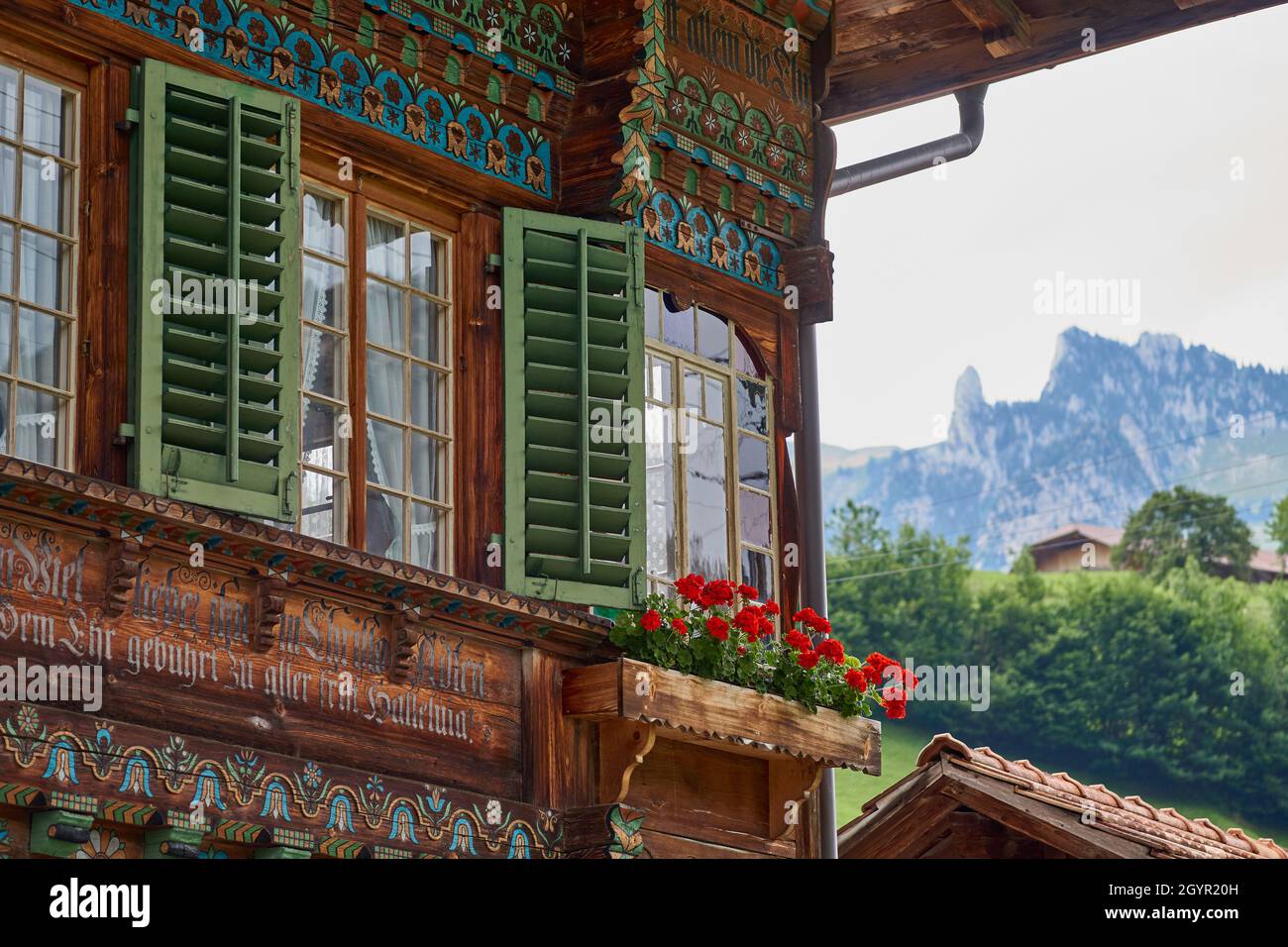 Chalet en bois traditionnel suisse Banque de photographies et d’images ...
