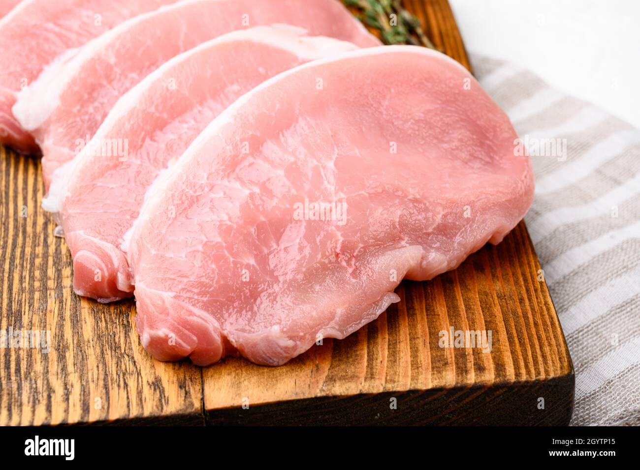 Viande biologique crue.Steaks de porc, filets pour griller, cuire au ...