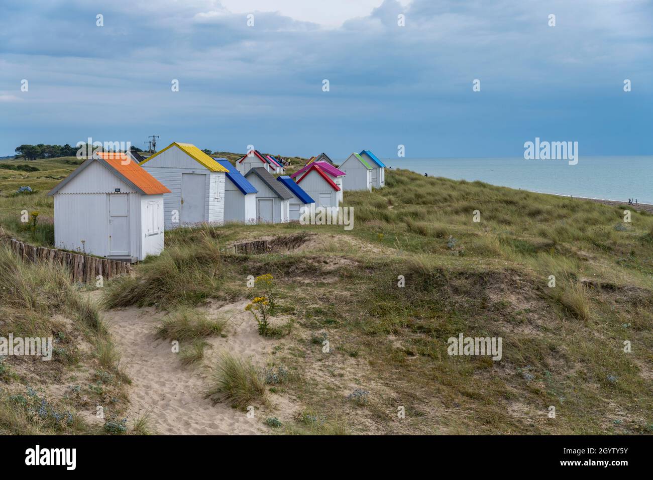 Cabines de plage dans les dunes de gouville sur mer Banque de ...