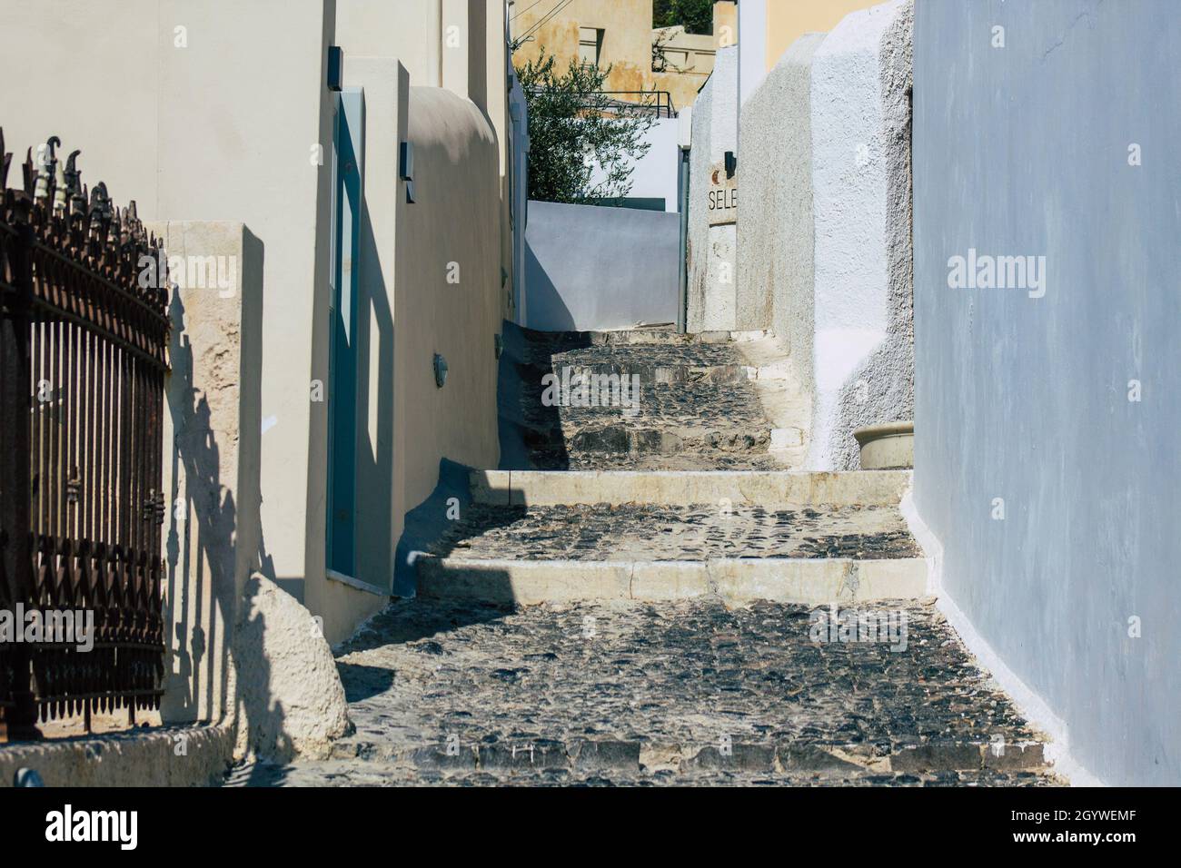 Île de Santorini, Fira, Grèce - 08 octobre 2021 rues étroites de la ...
