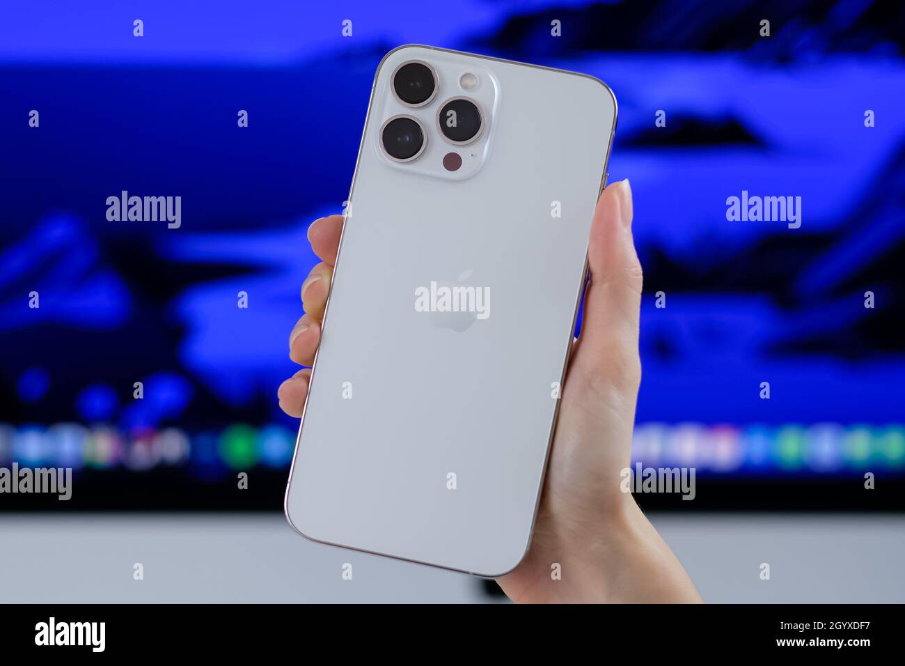 Iphone 13 Pro Max Argent Banque d'image et photos - Alamy