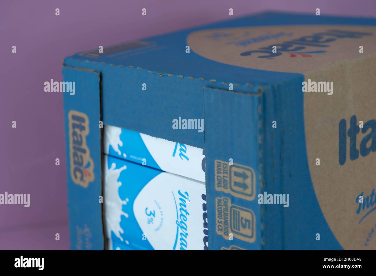 Boîtes de lait entier en emballage commercial à vendre dans les ...