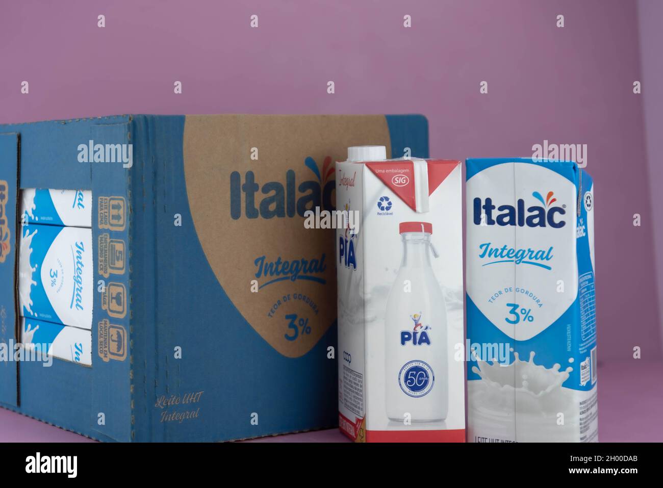 Boîtes de lait entier en emballage commercial à vendre dans les ...