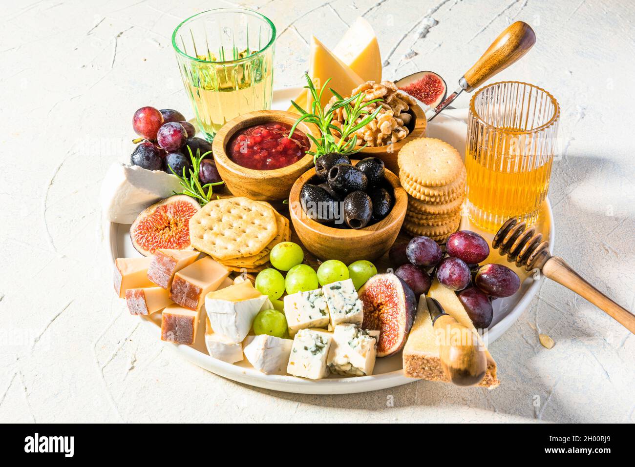 Plateau de fromages ou plateau de fromages avec fruits, herbes, miel et ...