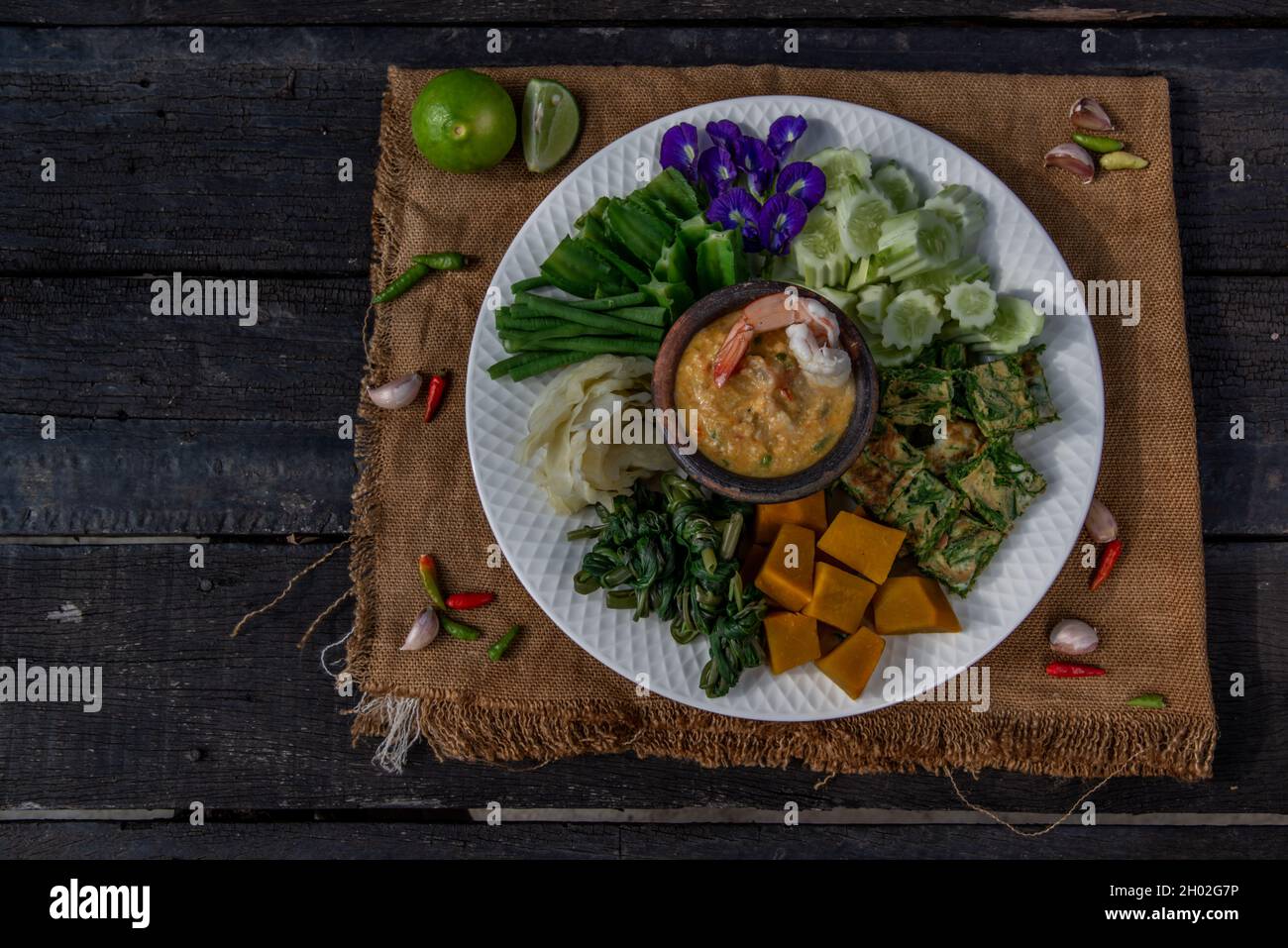 Local traditionnel thaï food : chili crevettes trempette ou nam prik ...