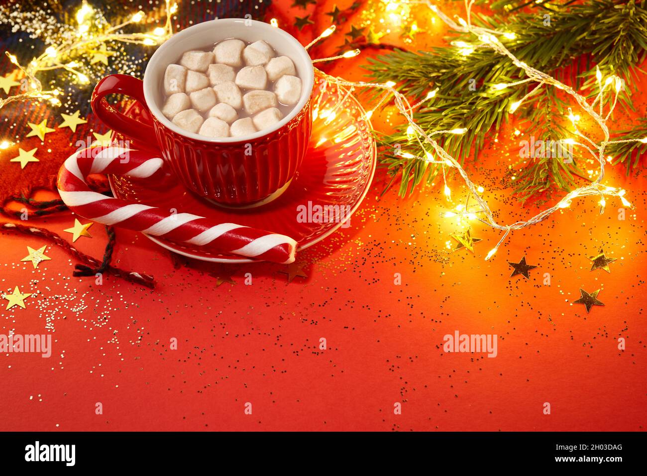 Mug chocolat guimauve et bonbons Banque de photographies et d’images à haute résolution - Alamy