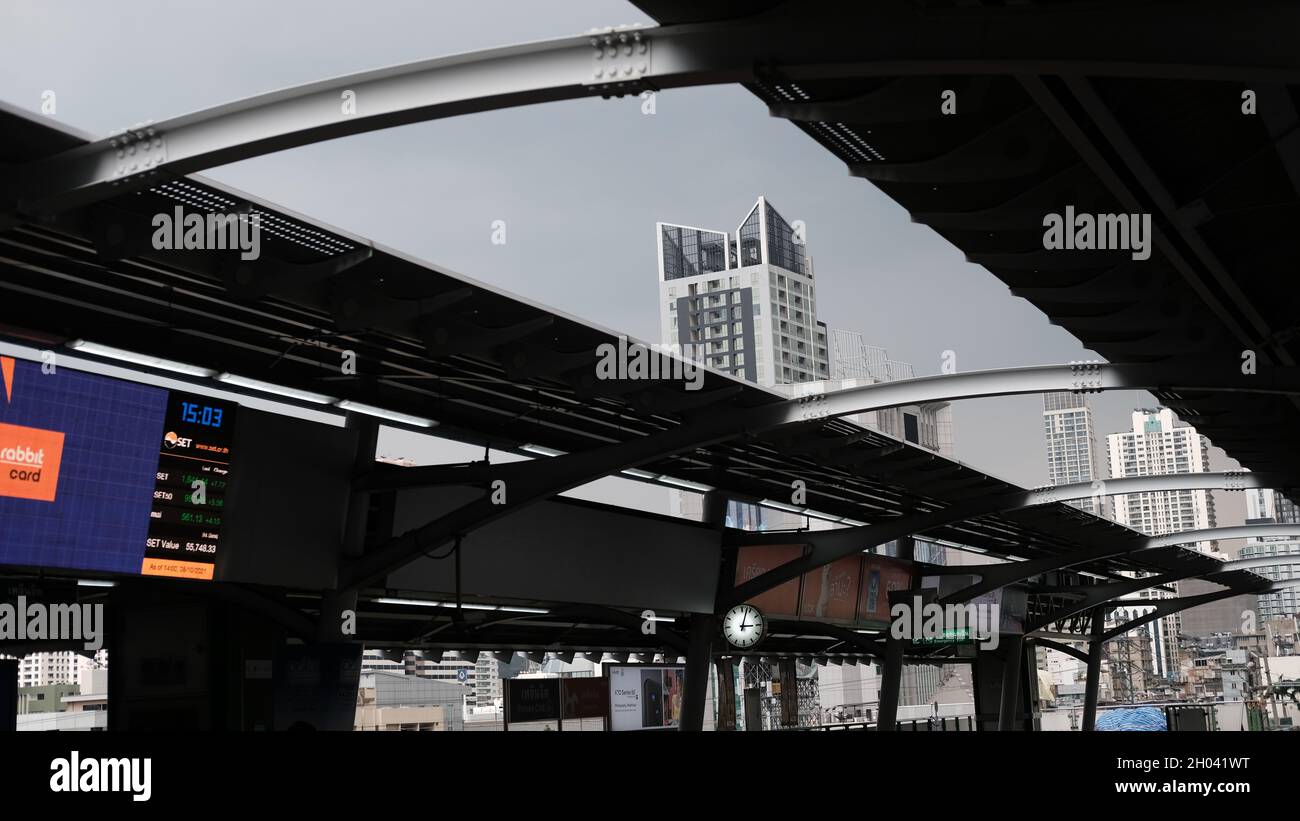 La plateforme de la ligne Sukhumvit à la station BTS Skytrain Chit LOM ...