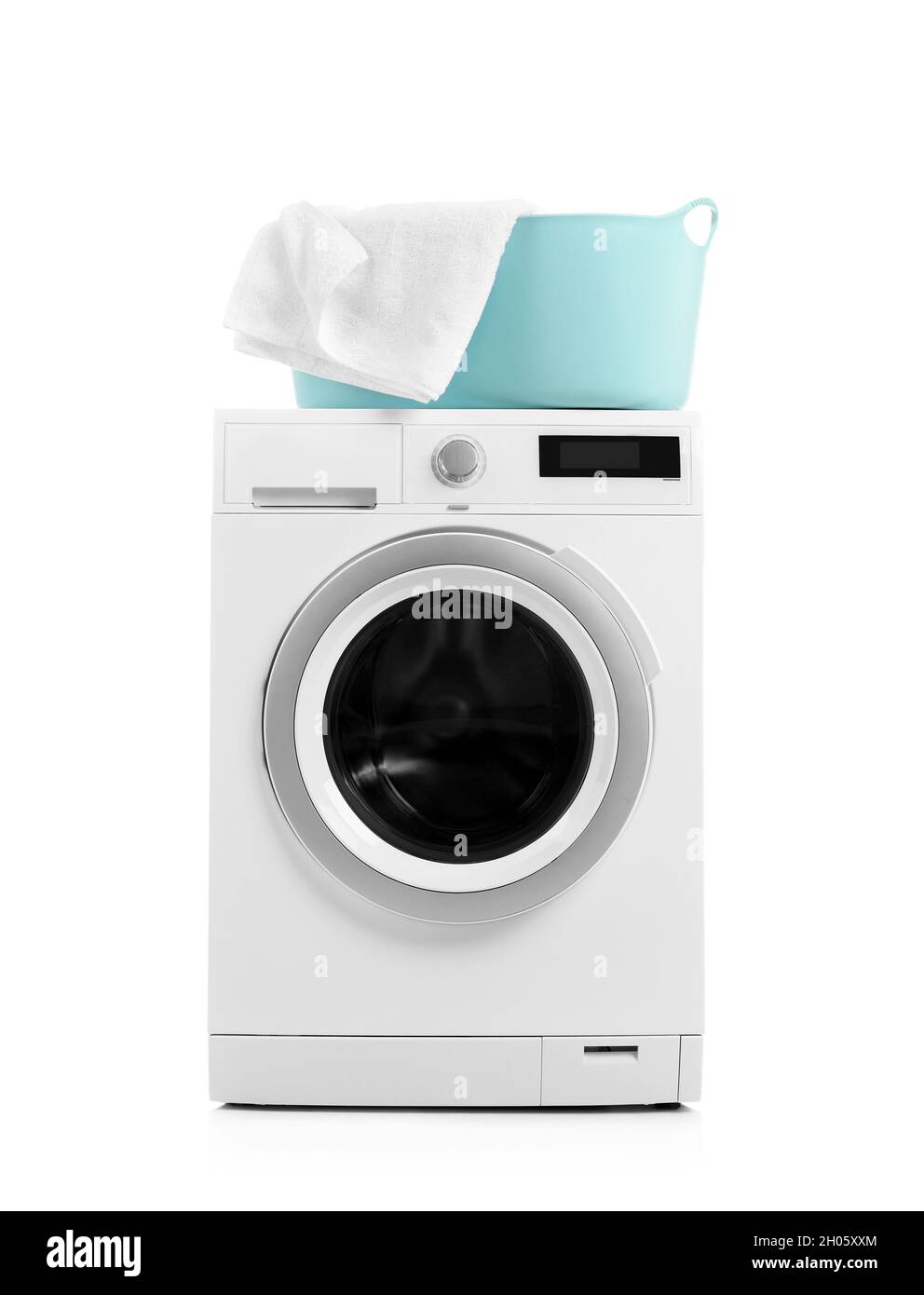 Machine à laver moderne et panier avec linge sur fond blanc Photo Stock ...