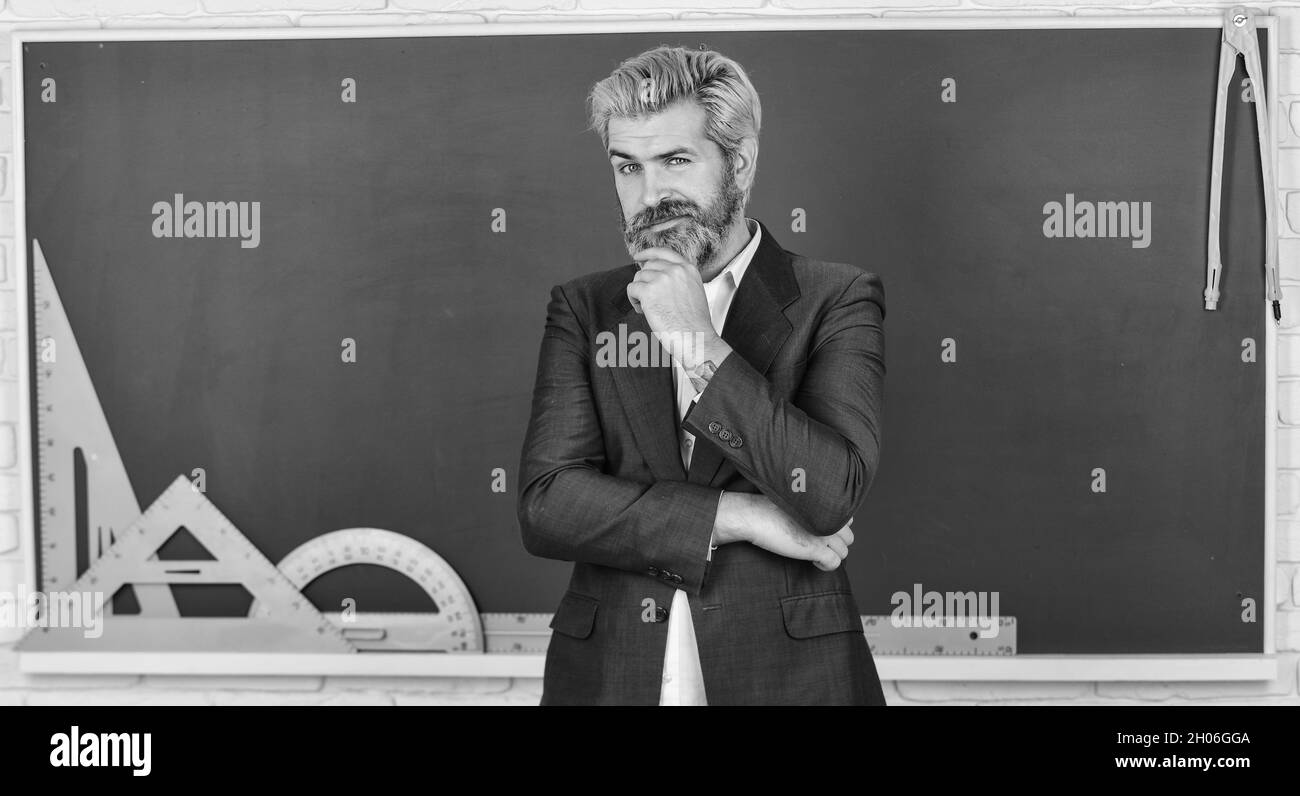 Les enseignants éclairent la voie du succès. Homme enseignant devant le ...