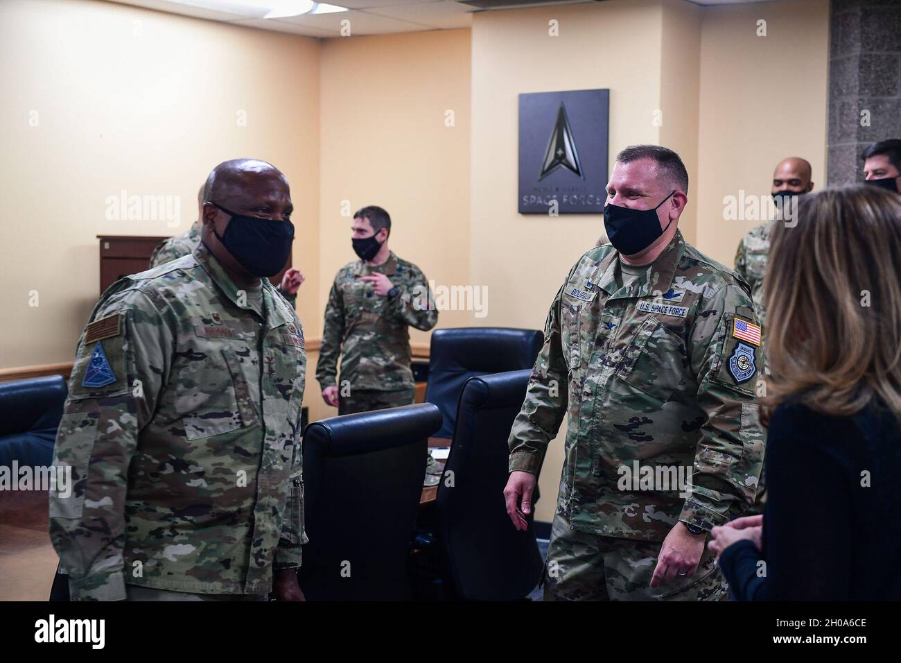 Le colonel Devin Pepper (à gauche), commandant de la garnison Buckley ...