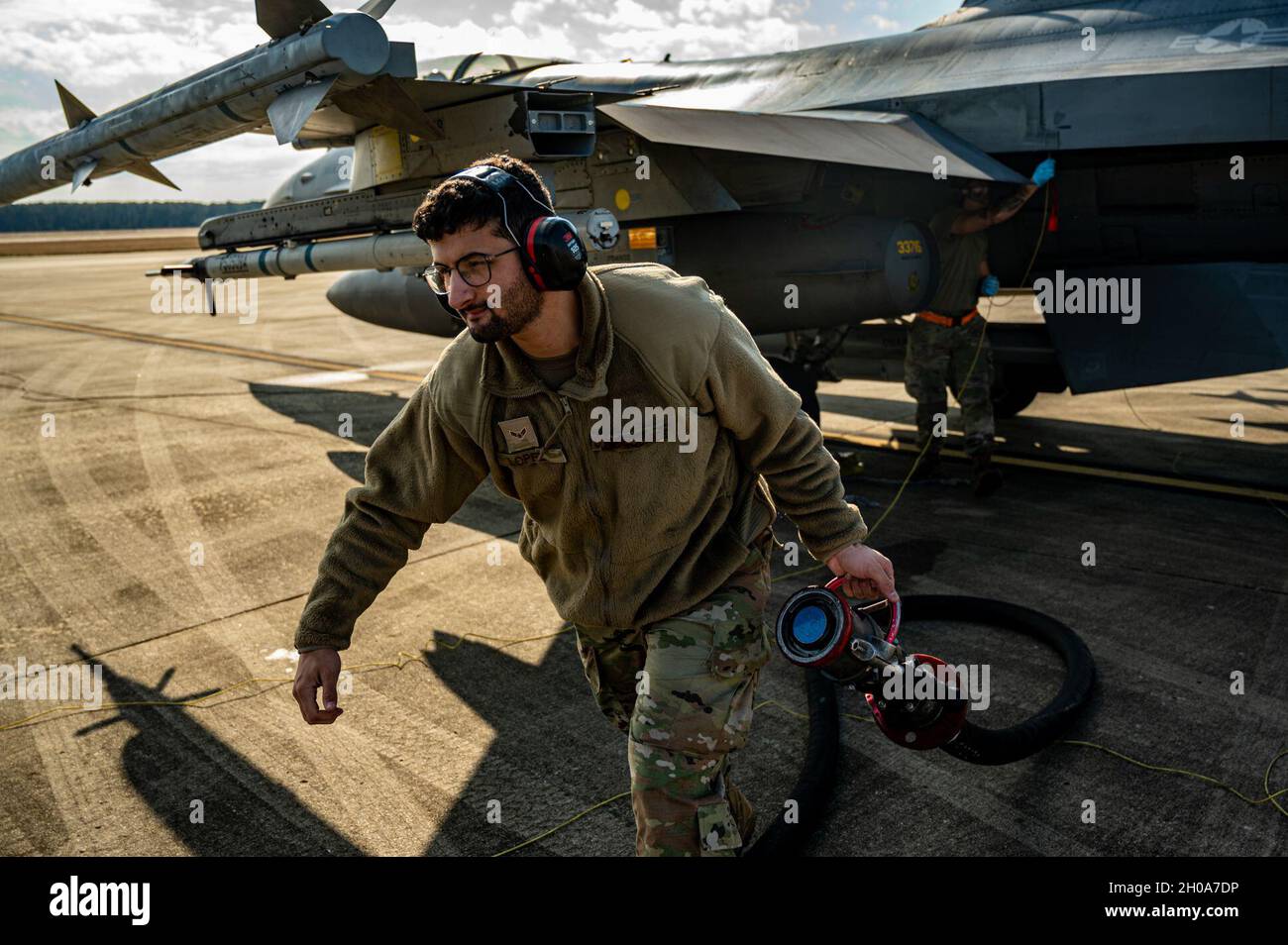 Un 20th Logistics Readiness Squadron Airman effectue le ravitaillement ...