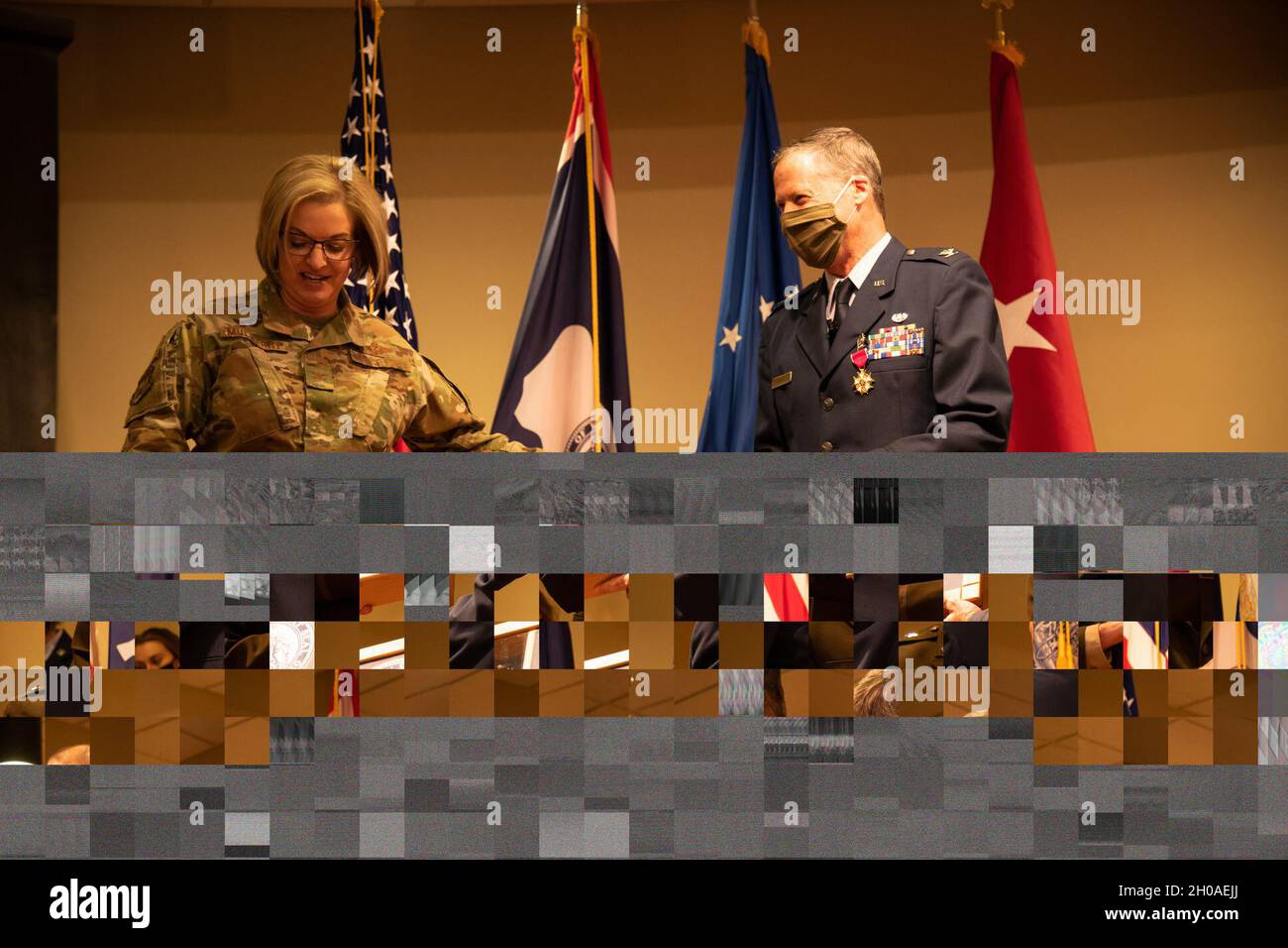 Le colonel Michelle Mulberry présente un cadeau au colonel Christopher ...