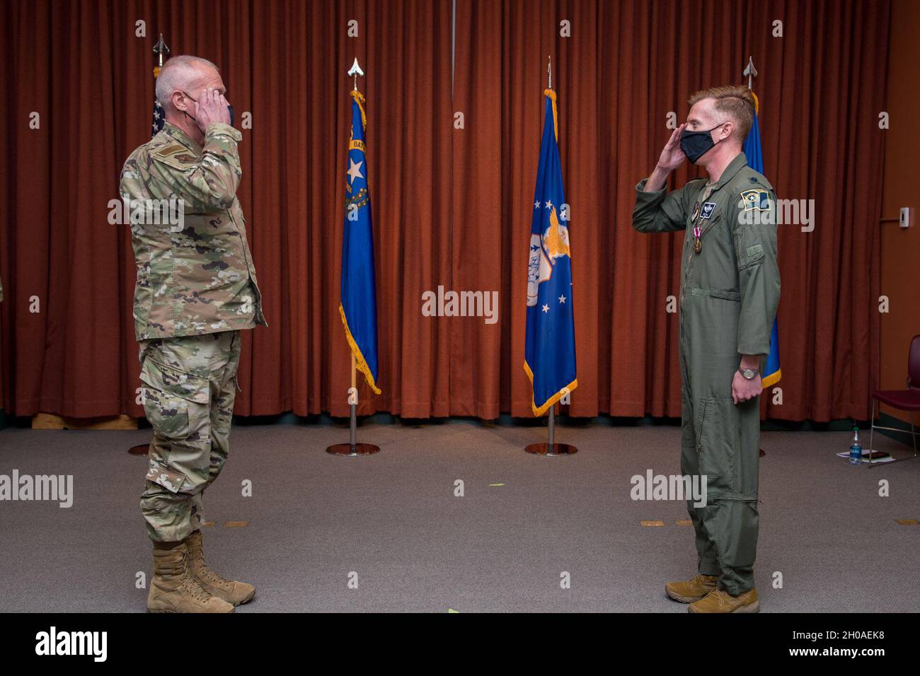 Bang.Le général Glen Martel salue le lieutenant-colonel Justin Galli ...