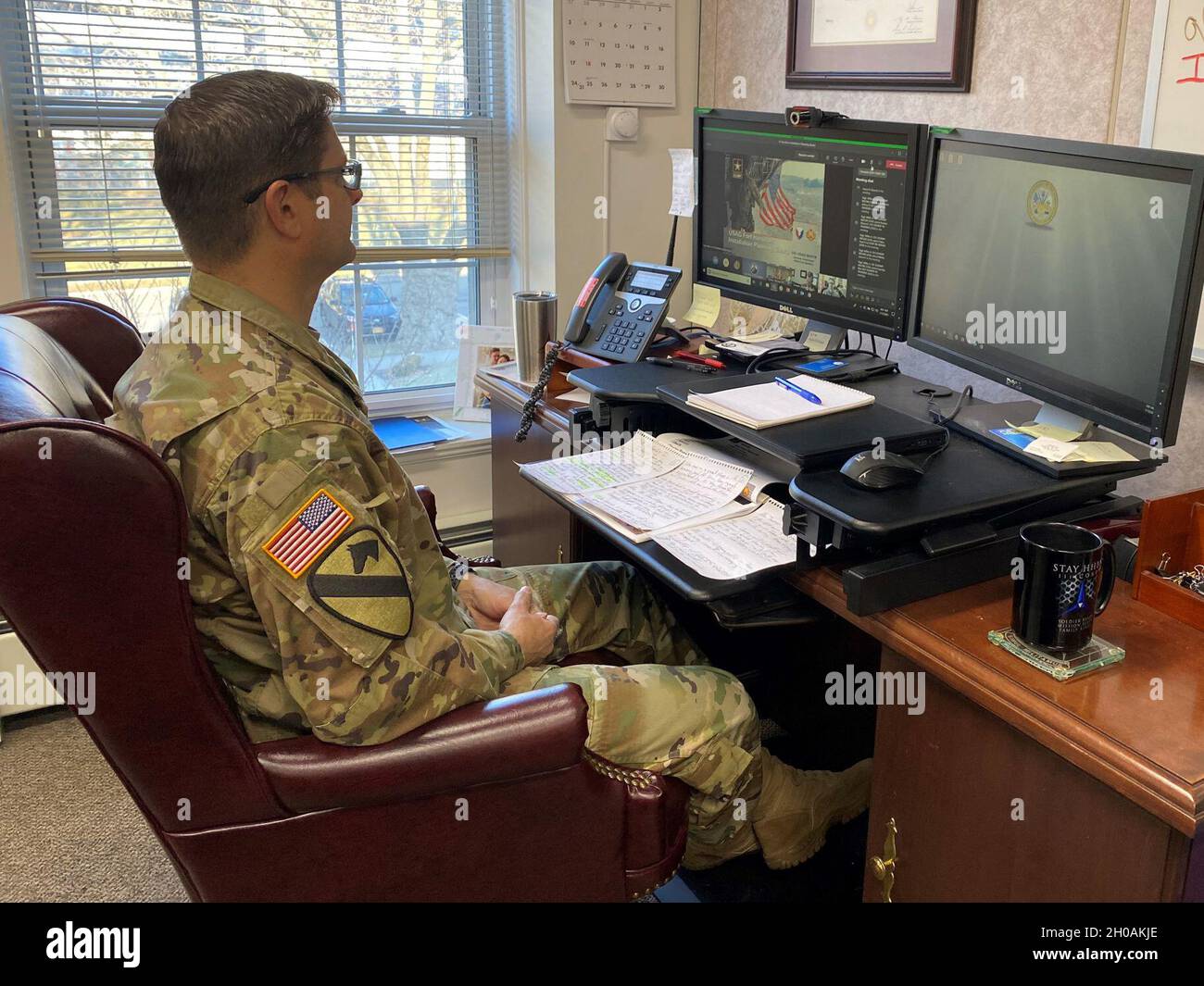 Le colonel Craig Martin, commandant de la garnison de fort Hamilton ...